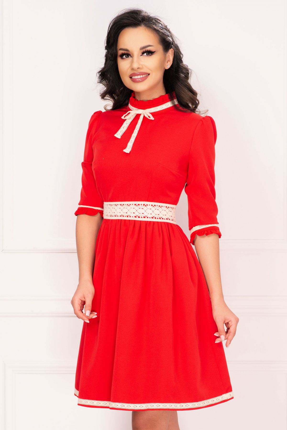 Rochie InPuff rosie eleganta in clos cu broderie si guler inalt ...