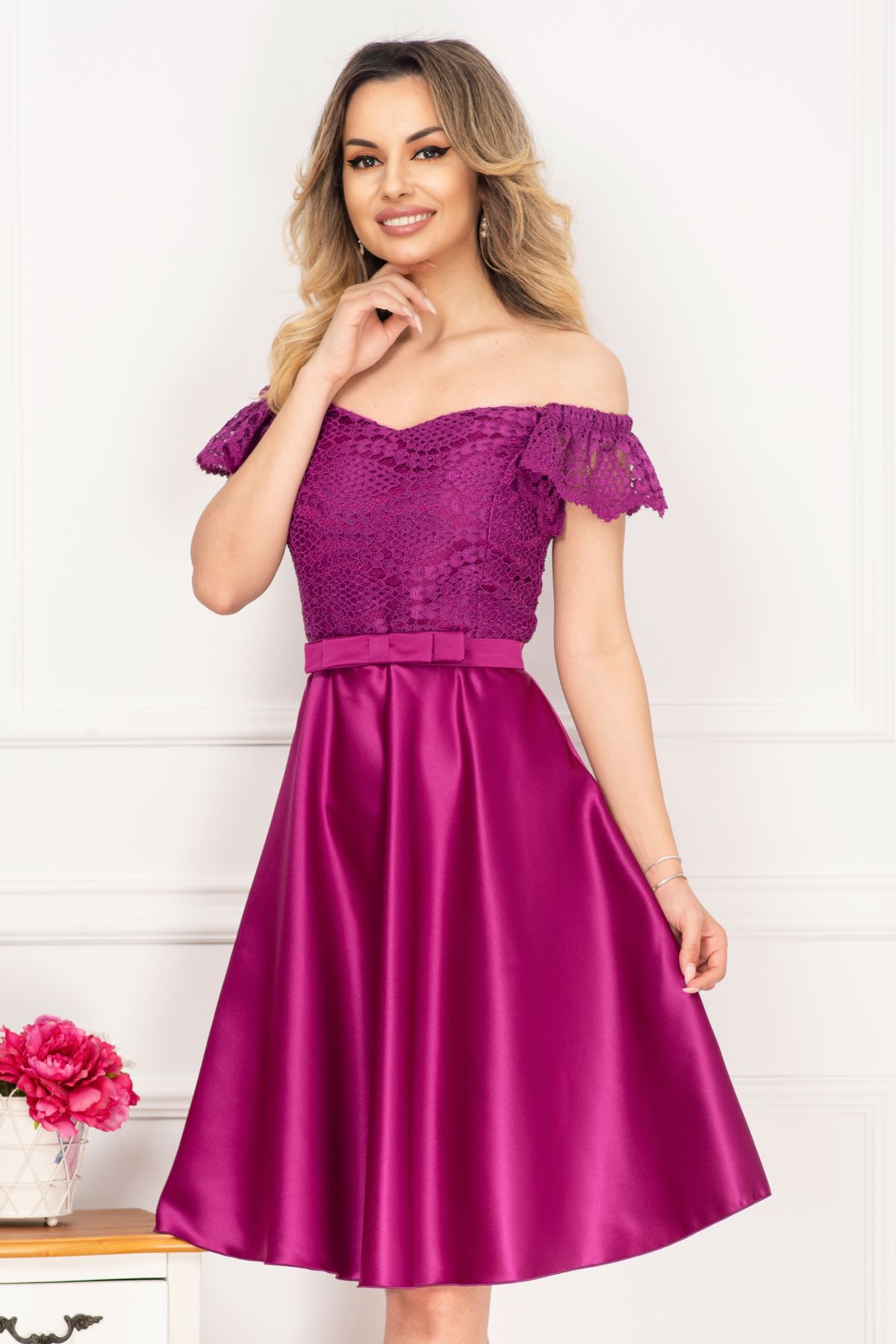 Rochie eleganta InPuff de ocazie magenta cu broderie aplicata si funda | rochii-ieftine.net